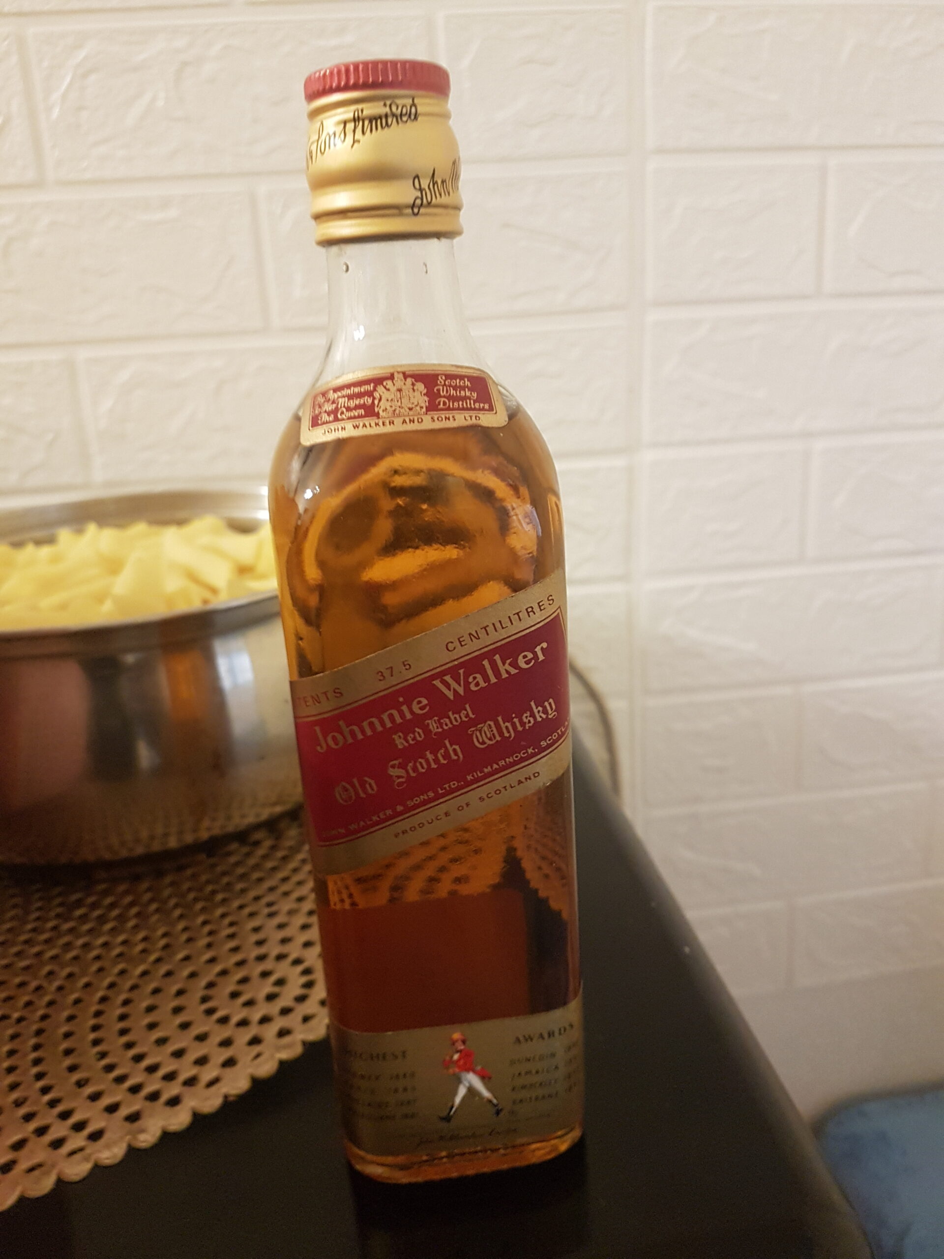 Johnnie walker Red label Old Scotch Whisky investiční alkohol na prodej ...
