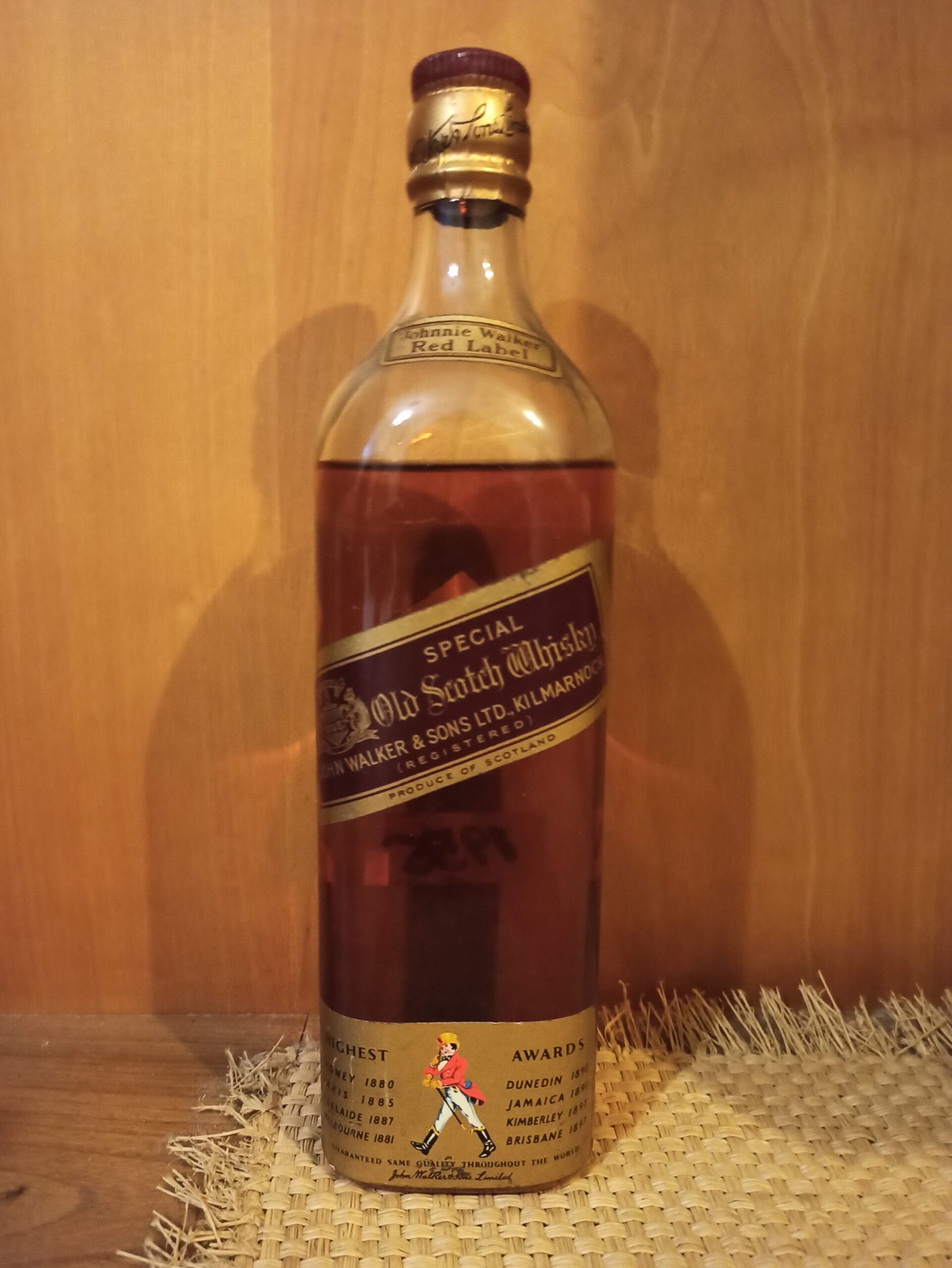 Whisky Johnnie Walker Red Label z roku 1956 investiční alkohol na ...